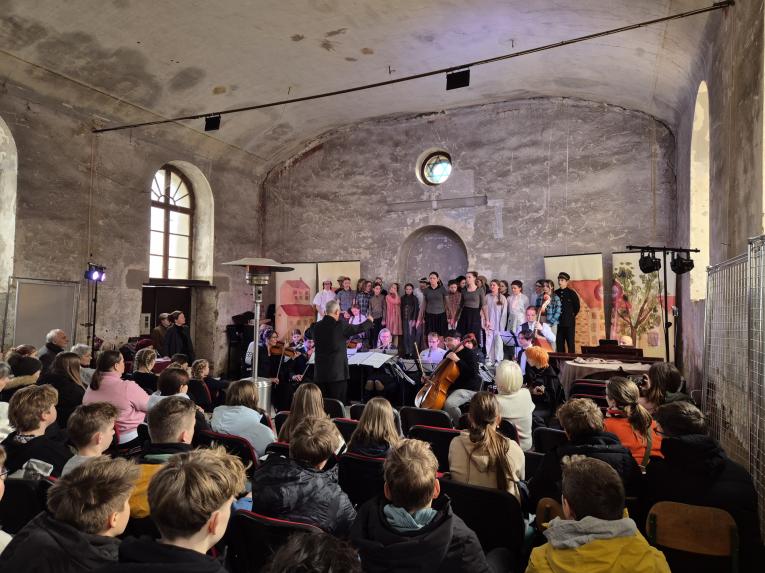 Žáci druhého stupně navštívili komponované pásmo dětské opery Brundibár ...